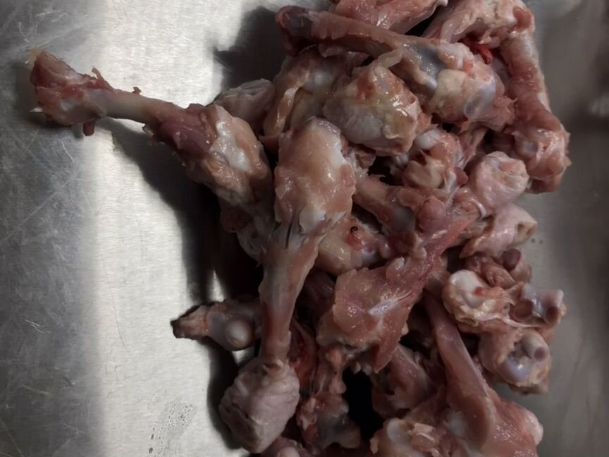 Кость пищевая куриная с остатками мяса