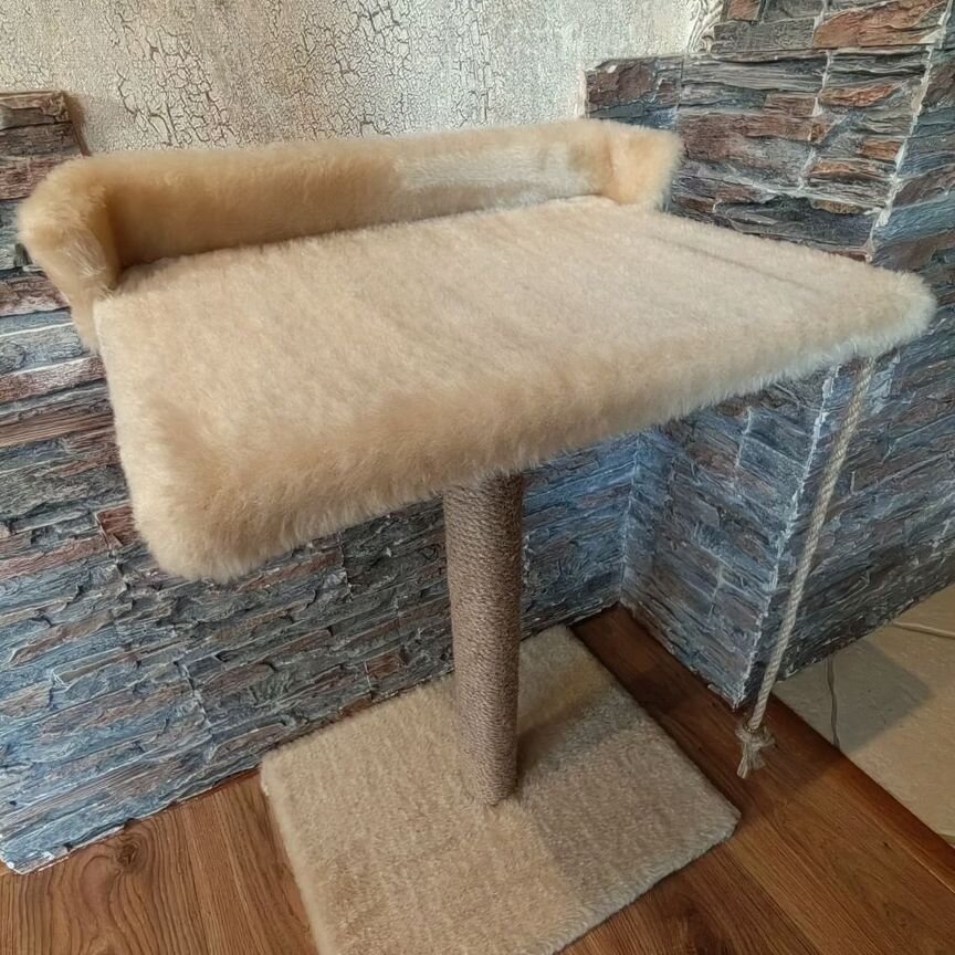 Когтеточка, лежанка, игрушки, туалет, миски