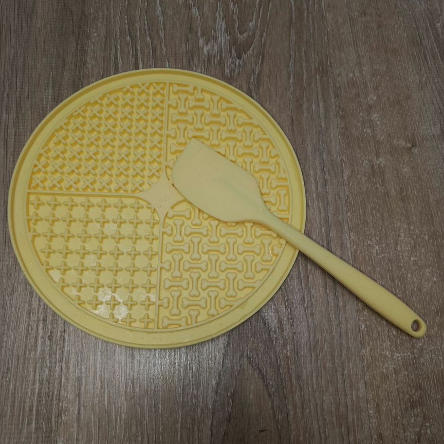 Лизательный коврик для собак