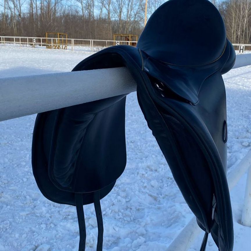 Седло для лошади выездка