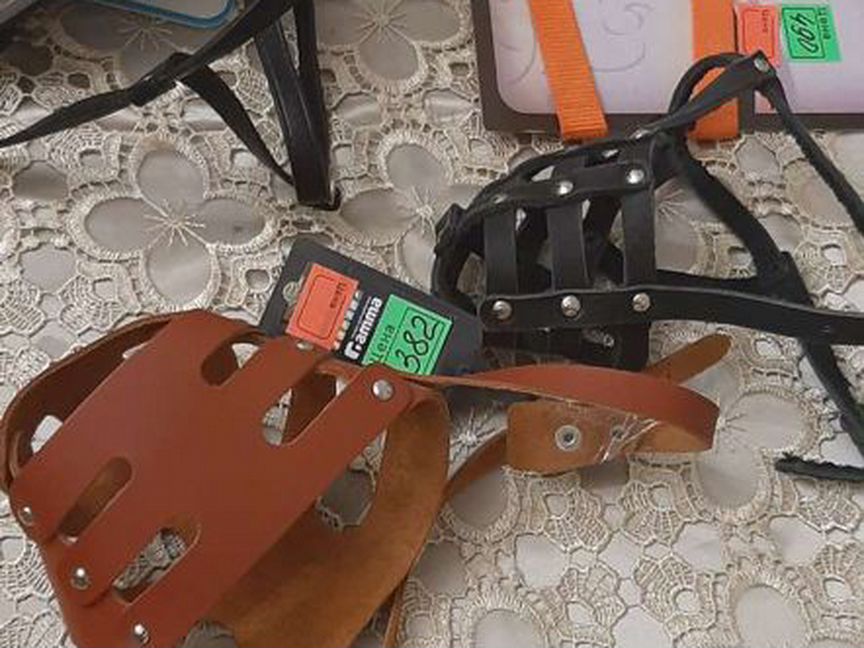 Ошейники, поводки, игрушки, миски, одежда для соба