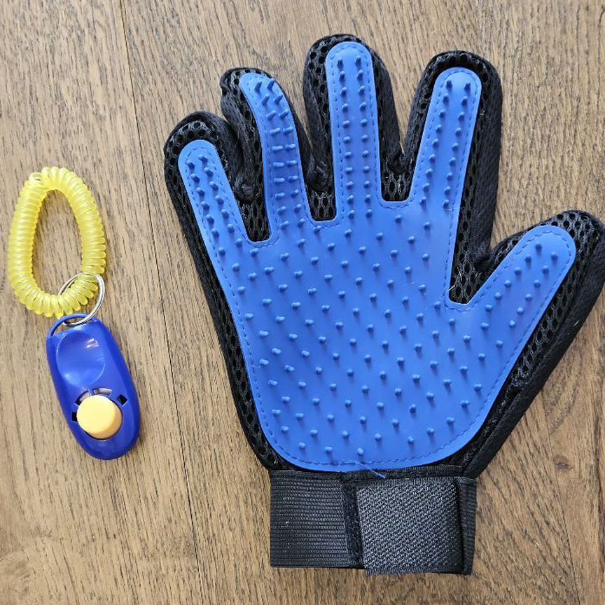 Перчатка для вычесывания шерсти