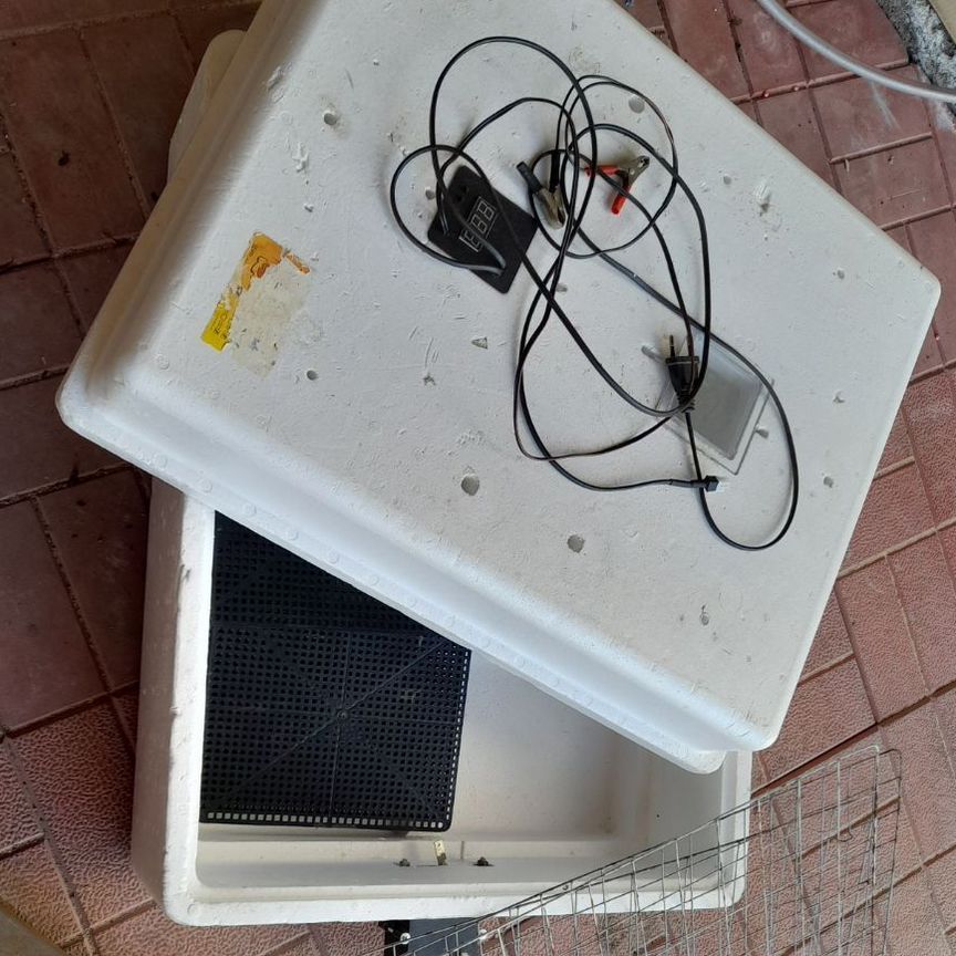 Инкубатор несушка на 104 яйца