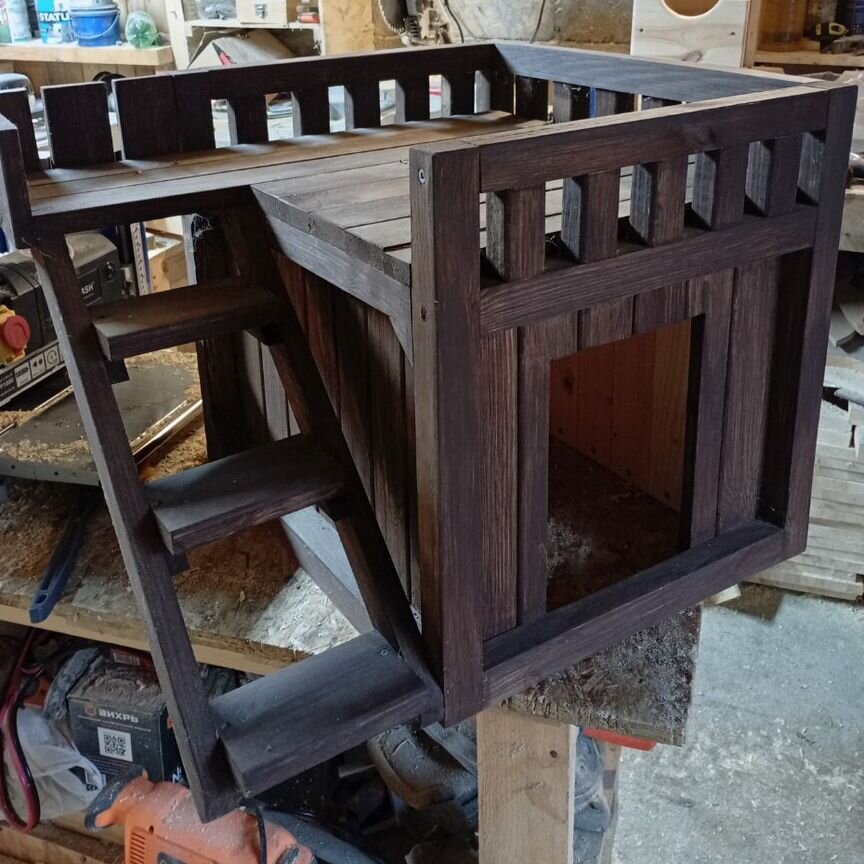 Собачья будка не больших размеров