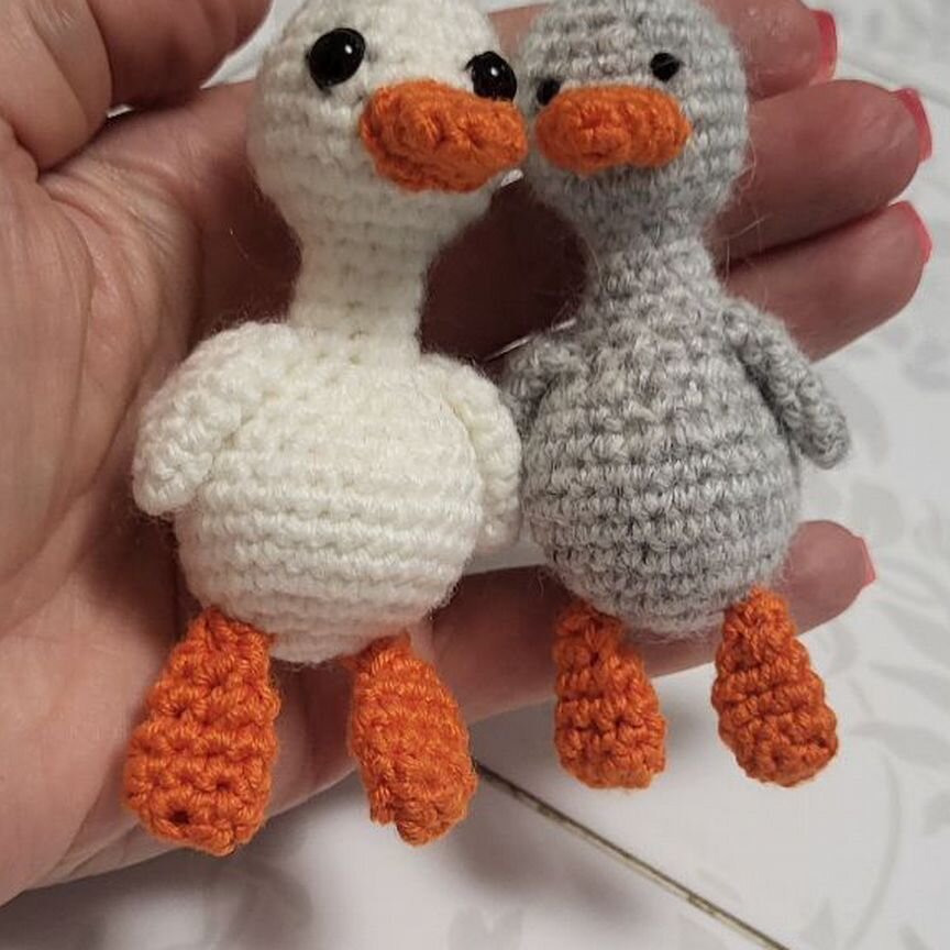 Вязаный брелок Гусь