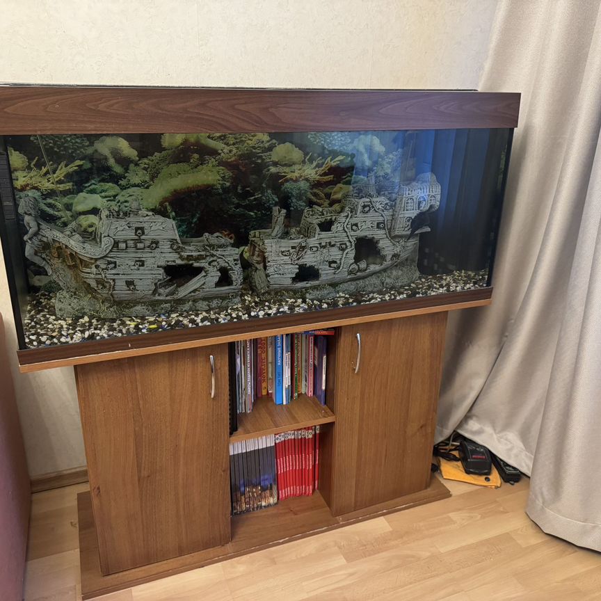 Аквариум с тумбой с рыбками