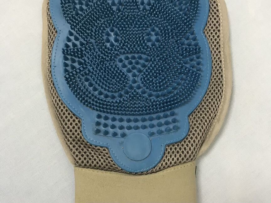 Двухсторонняя варежка для вычесывания подшерстка