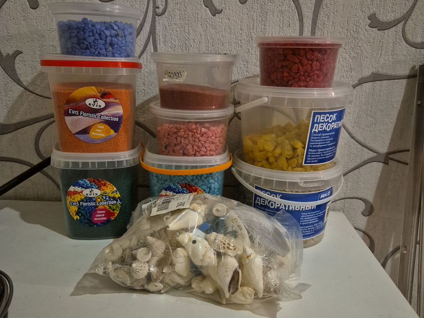 Цветные камушки, песок и ракушки