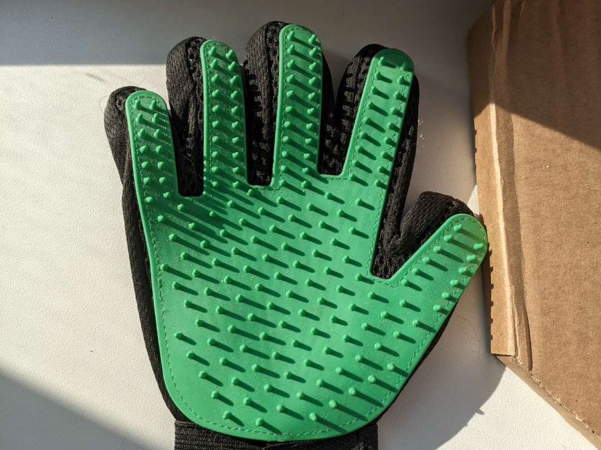 Перчатка для вычесывания шерсти