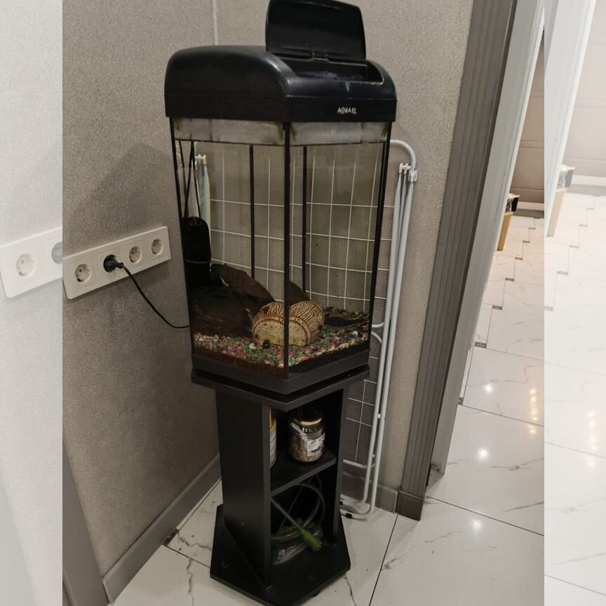 Аквариум с тумбой вместе с рыбами