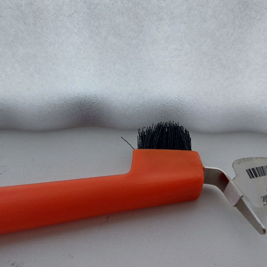 Щетка с крючком для копыт новая