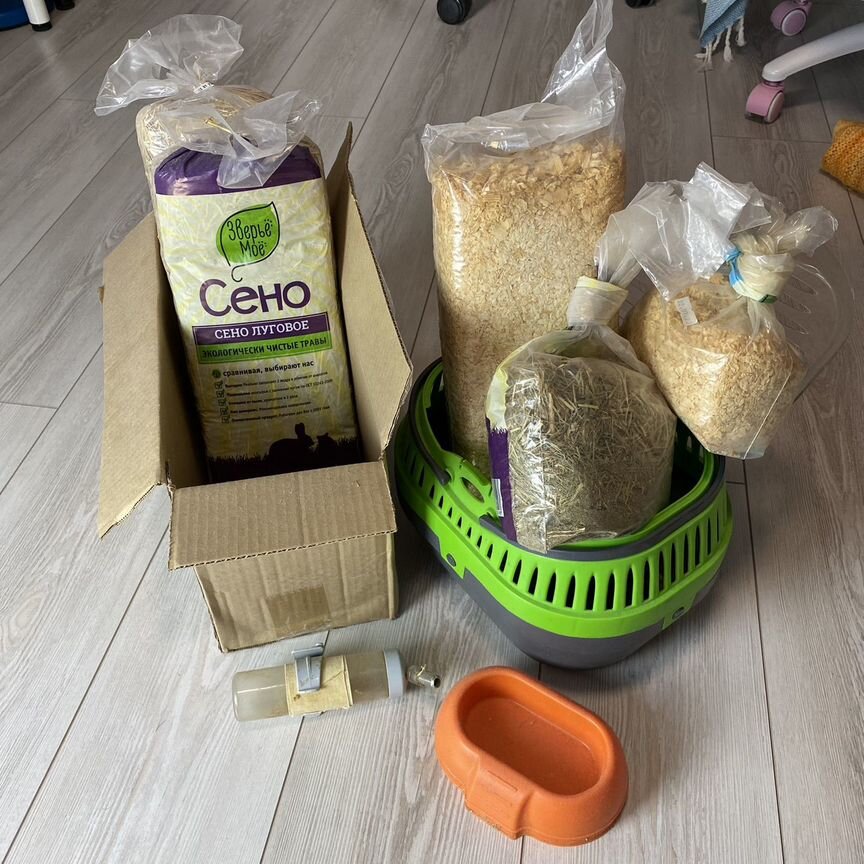 Опилки, сено, переноска для грызунов