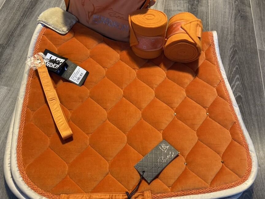 Комплект для лошади(вальтрап,ушки,бинты и ногавки)