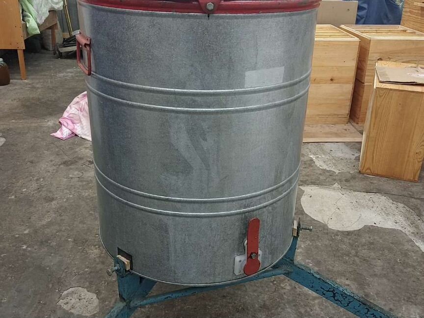 Медогонка с электроприводом 3-х рамочная