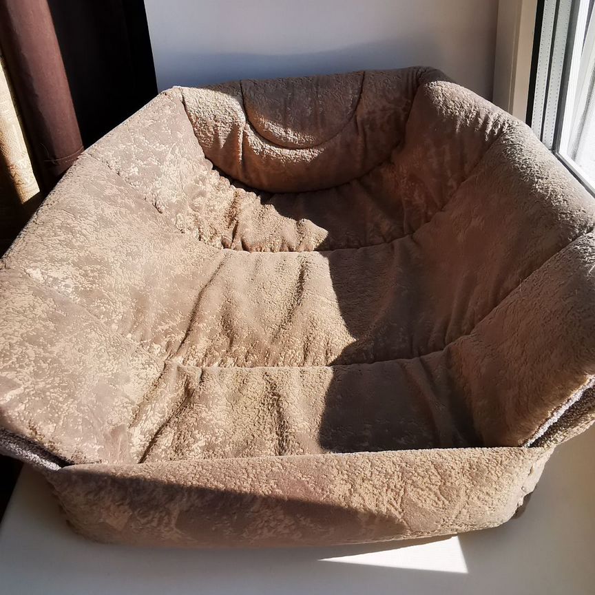 Лежанка-домик для живитных