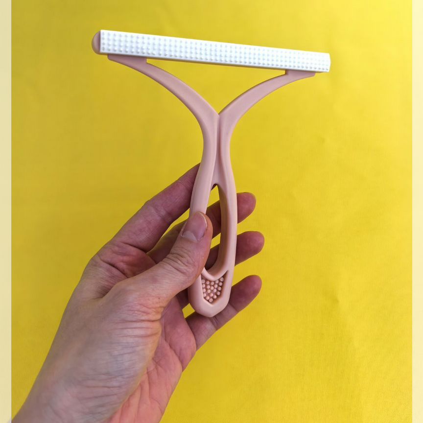 Щетка скребок для одежды и животных от шерсти