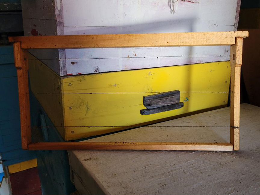 Ульи, корпуса, пчелоинвентарь