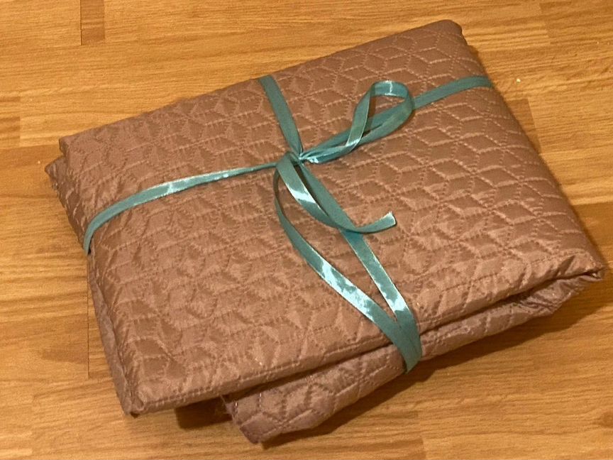 Непромокаемое покрывало "Золотистое" в наличии