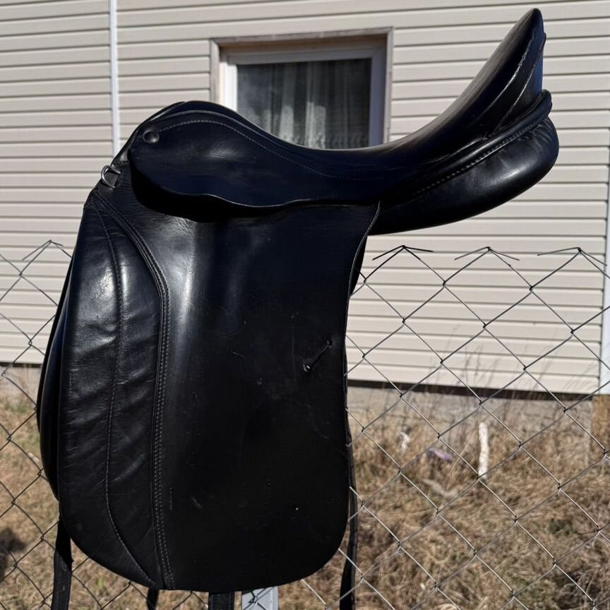 Седло выездковое для лошади