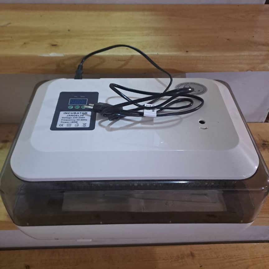 Инкубатор на 24 яйца