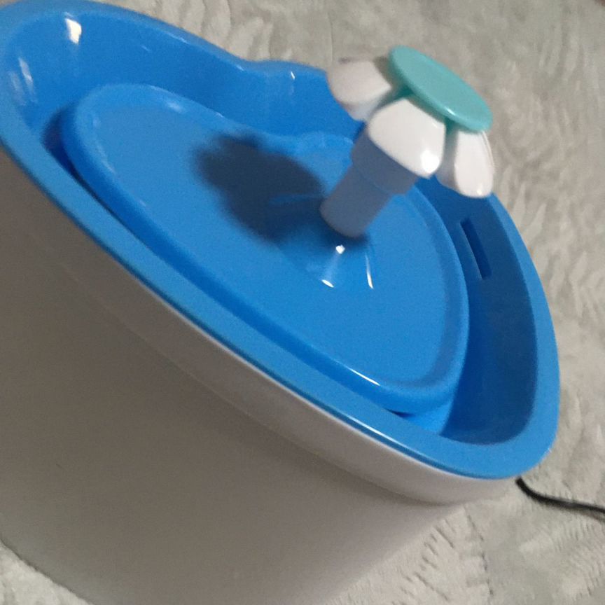 Фонтанчик для питья коту