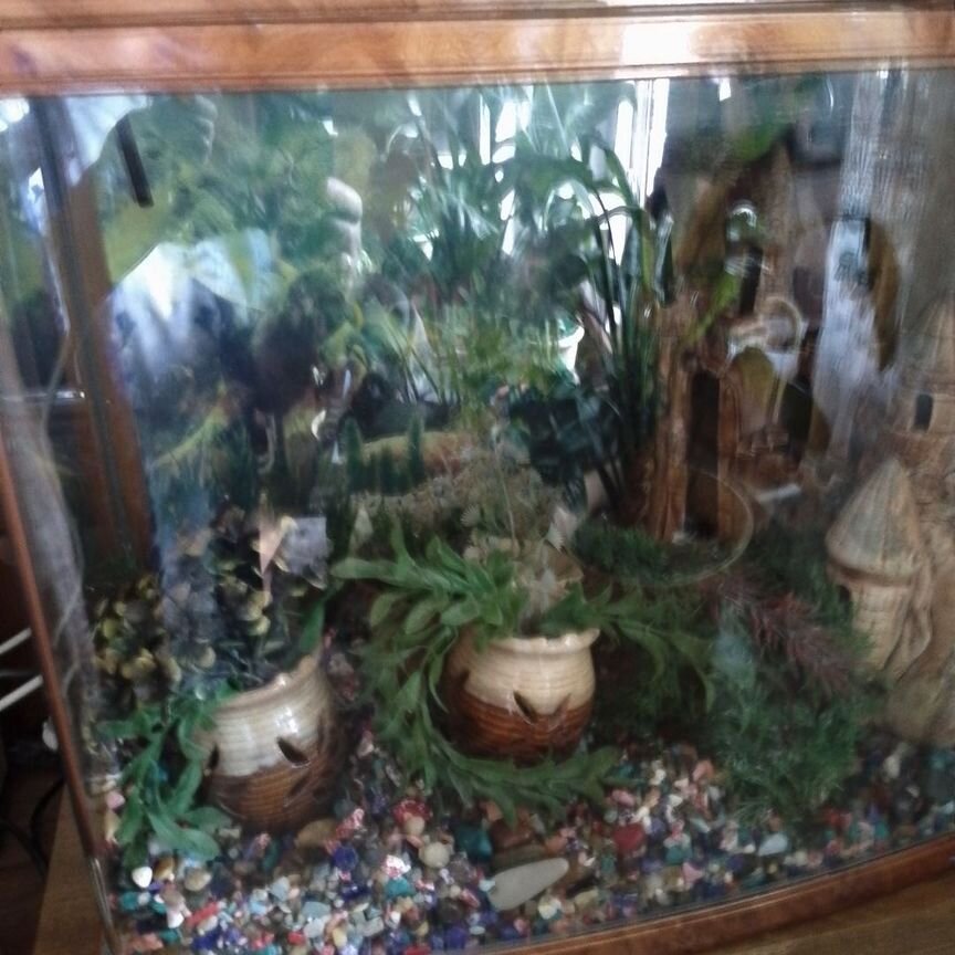 Аквариум с замком, искусственной травойи камнями