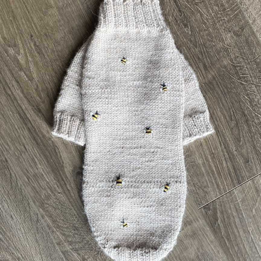 Свитер для собак мелких пород с пчелками