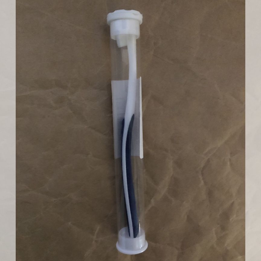 Новая зубная щетка для животных в тубе