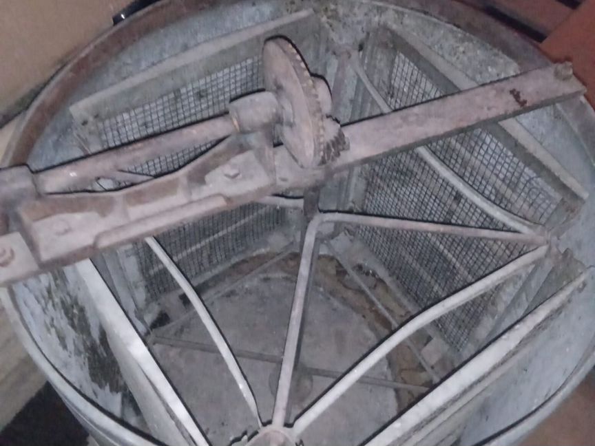 Медогонка 4 рамочная бу