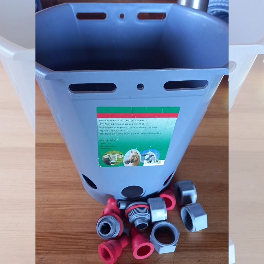 Ведро с сосками для кормления козлят, ягнят