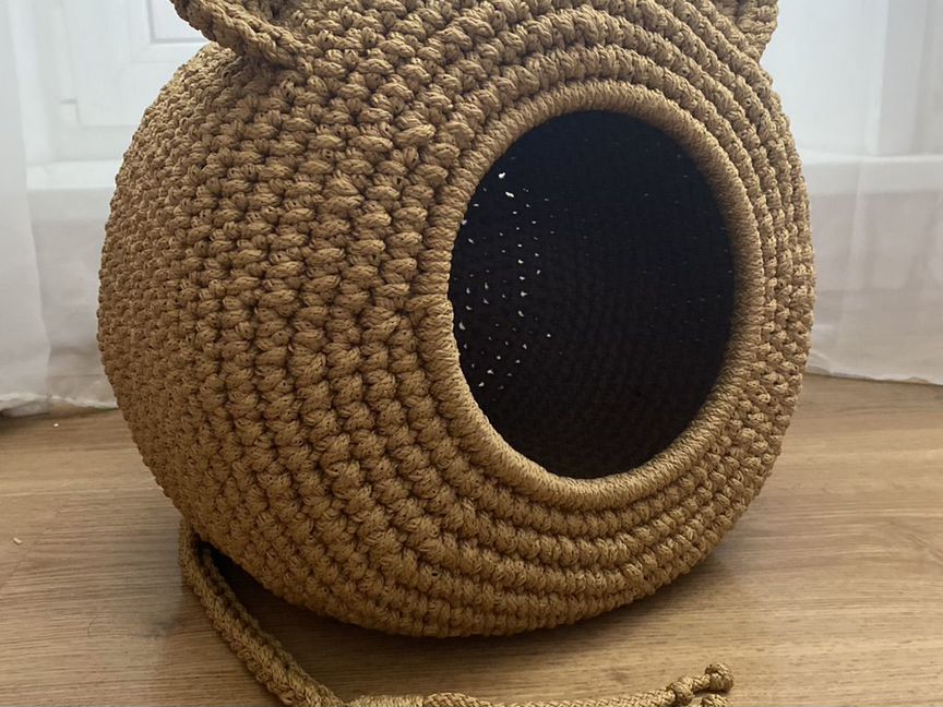 Домик для кошки вязаный