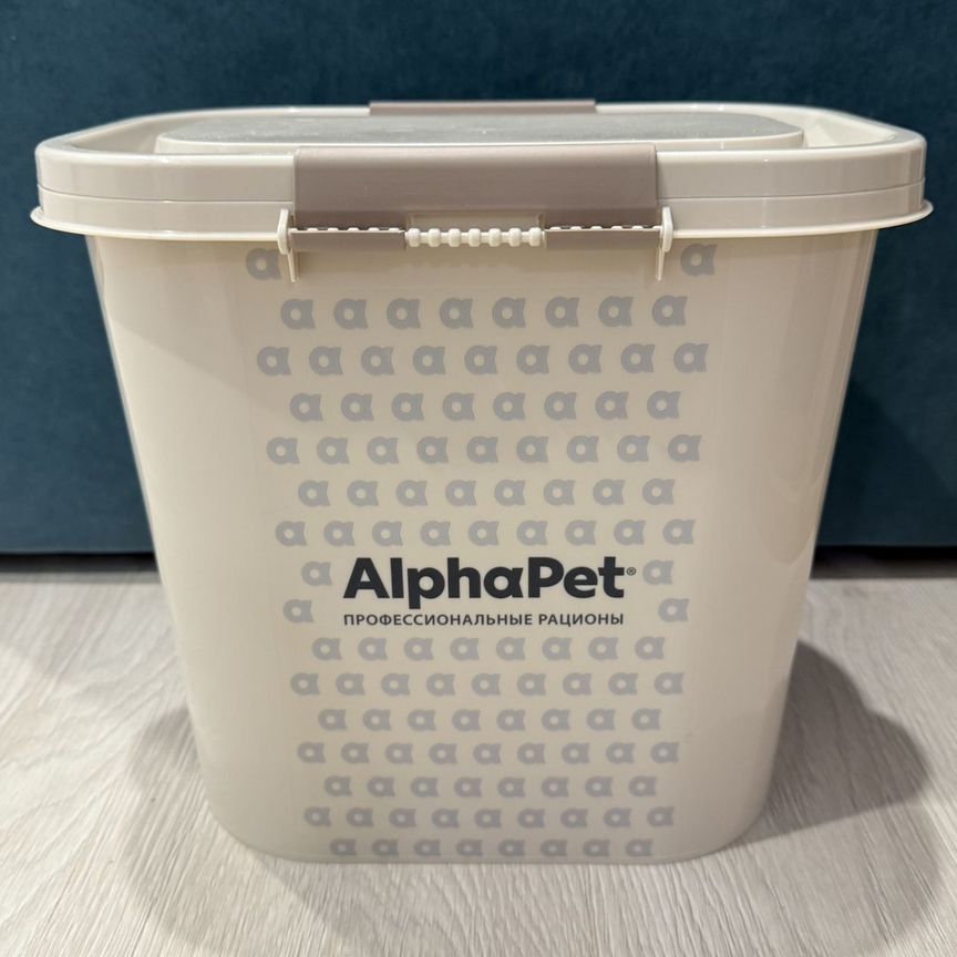 Контейнер для корма 10 л новый