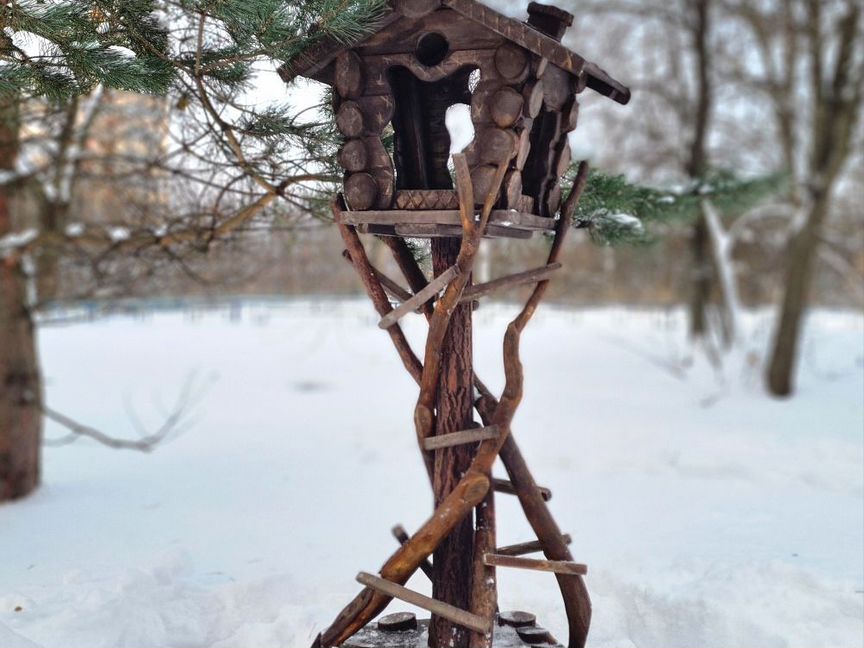 Кормушка на подставке для белок и птиц