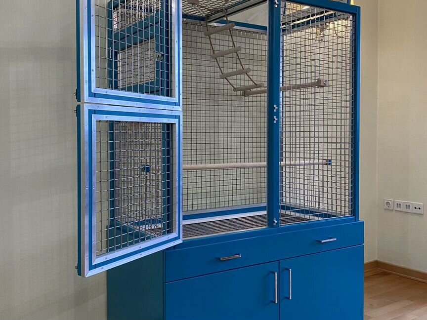 Антивандальная клетка-витрина для крупных попугаев