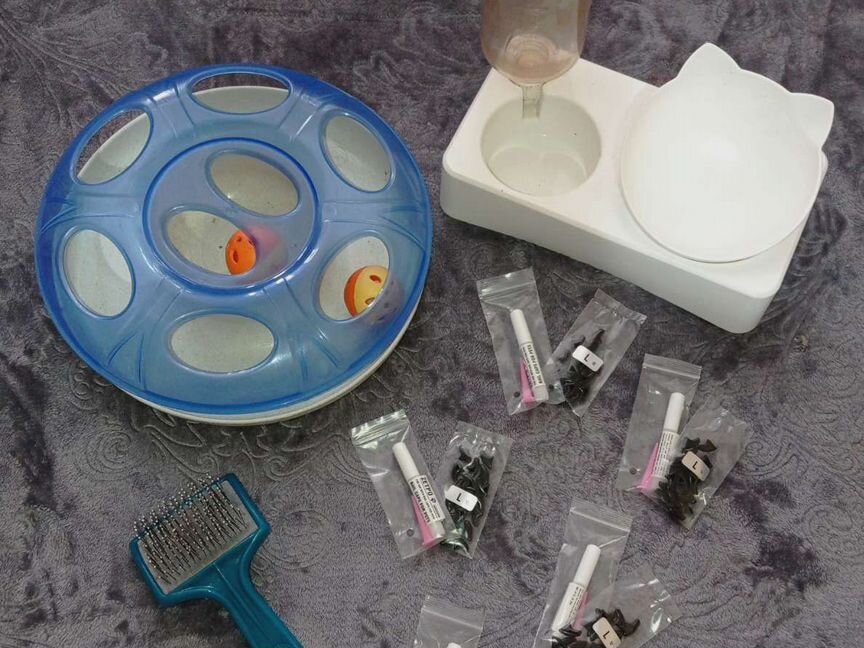 Кошачья миска, расчёска, ногти, игрушка