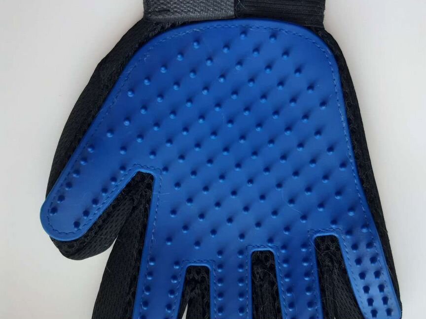 Перчатка для вычесывания шерсти