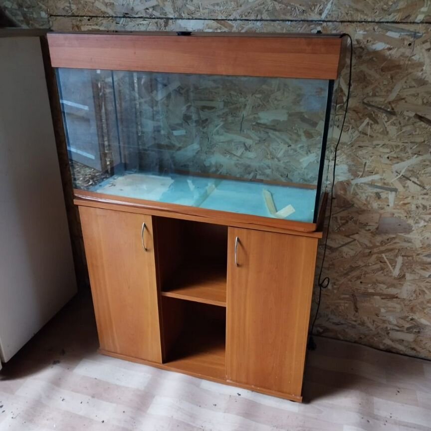 Аквариум с тумбой и принадлежностями