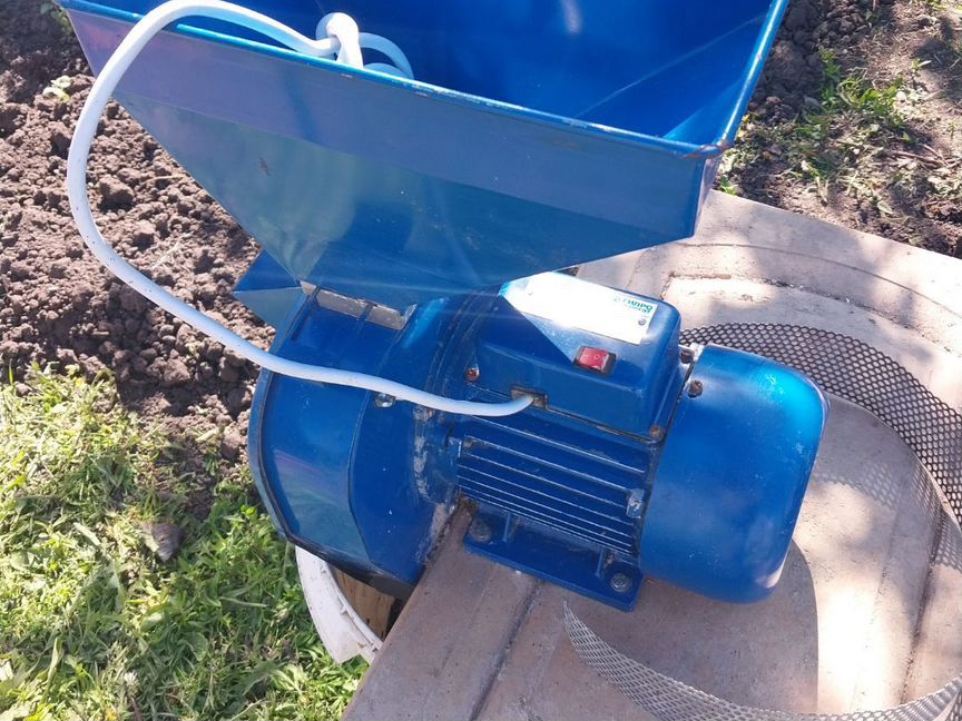 Кормоизмельчитель Зубр 2