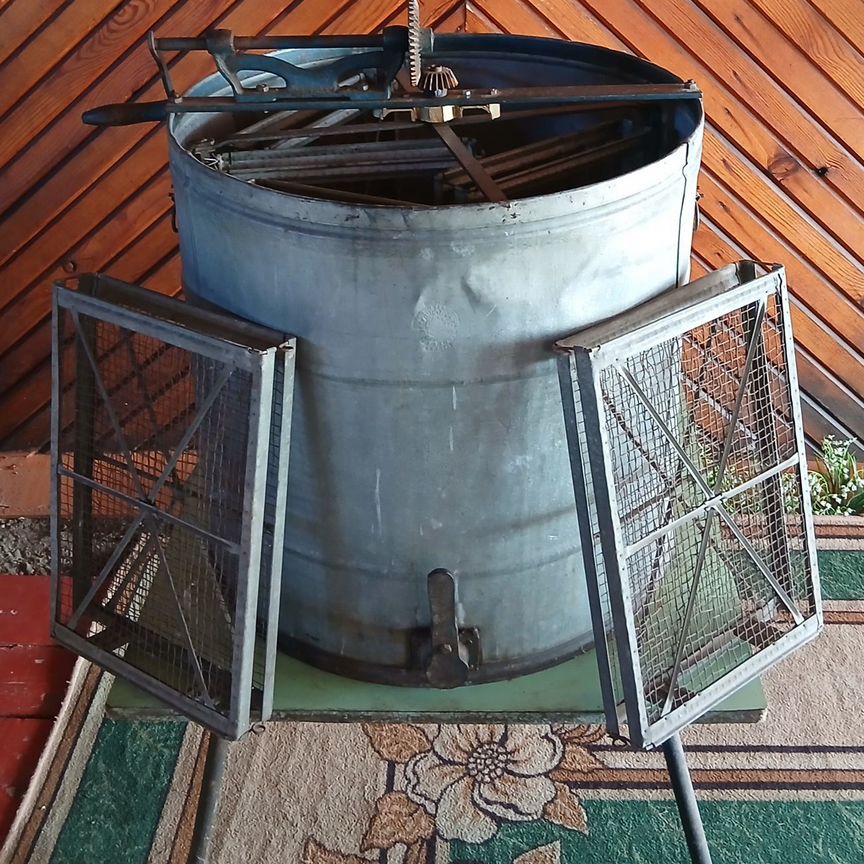 Медогонка 4 рамочная бу