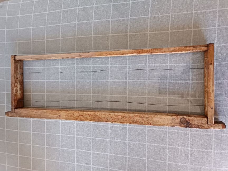 Отдам бесплатно деревянную рамку для меда сотов