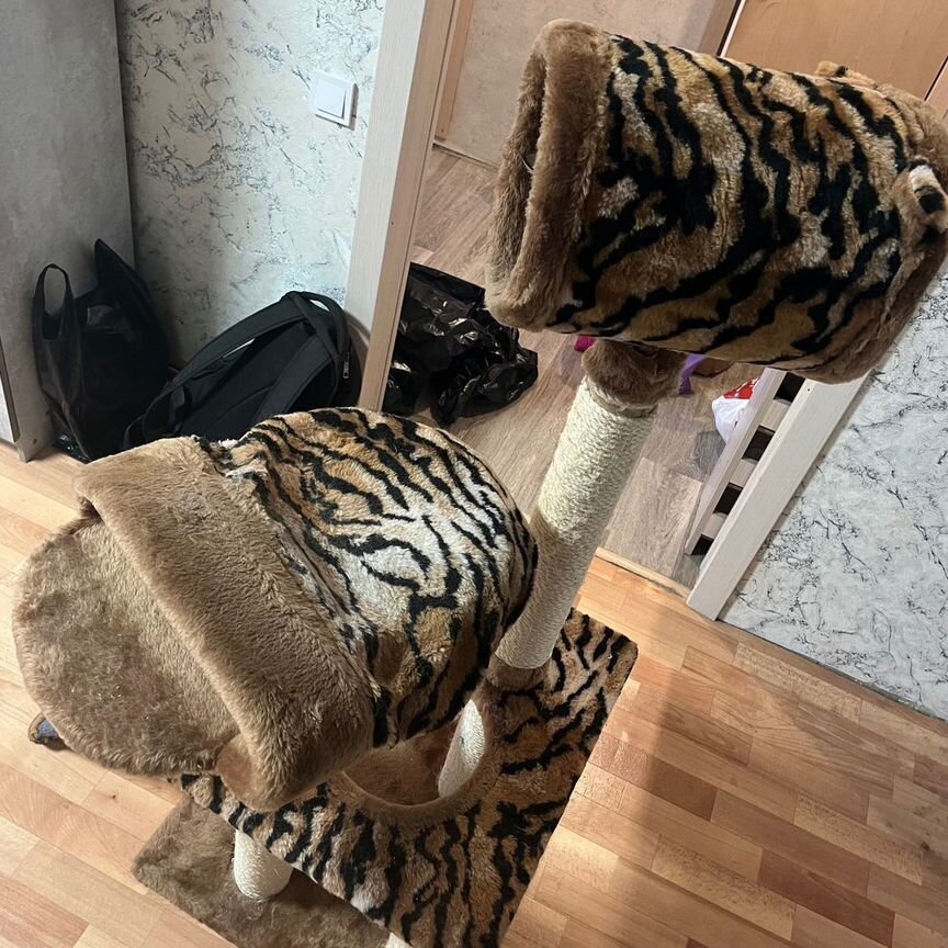 Кошачий домик с когтеточкой