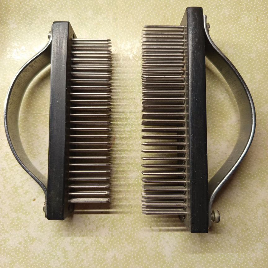 Специальные щетки для расчёсывания шерсти прясть