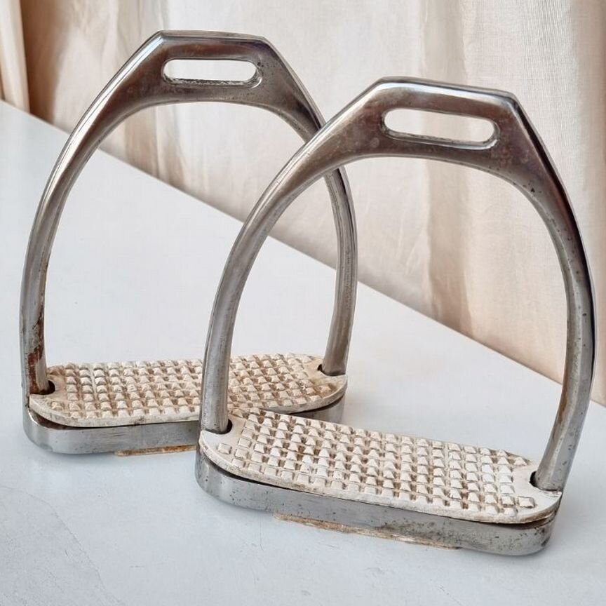 Стремена железные для лошади