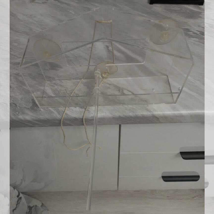 Кормушка для птиц на окно
