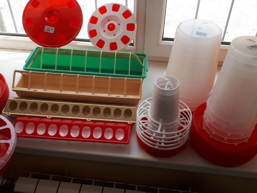 Поилки нипельные и кормушки для птиц