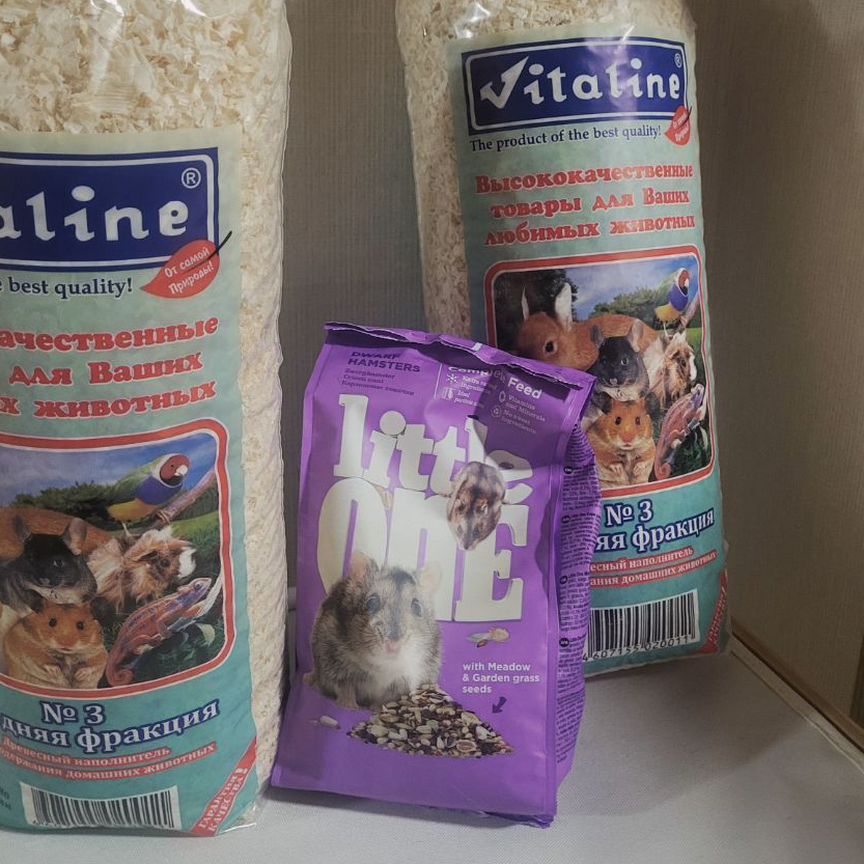 Опилки и корм хомяку