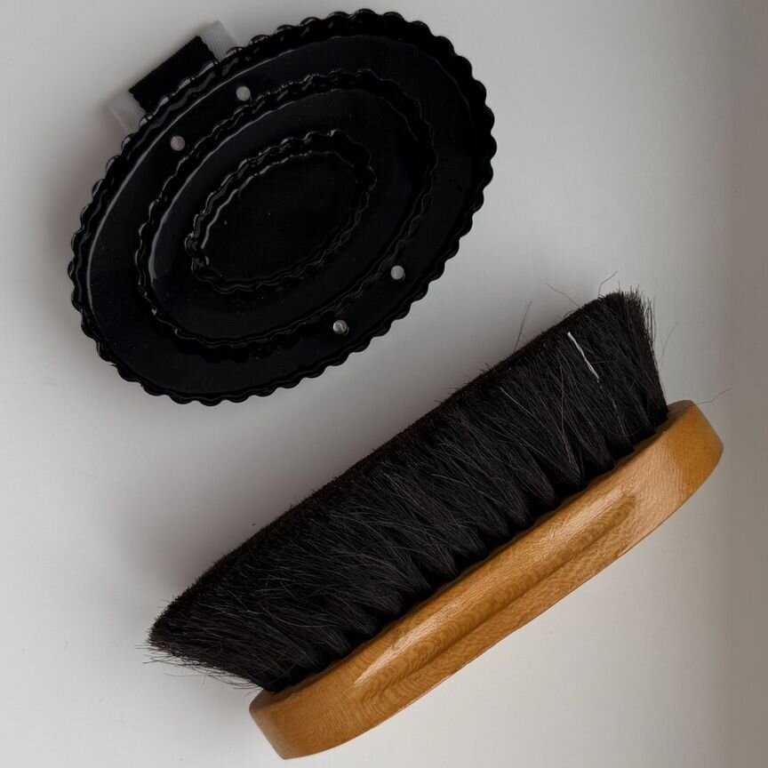 Щетка и скребок для лошади