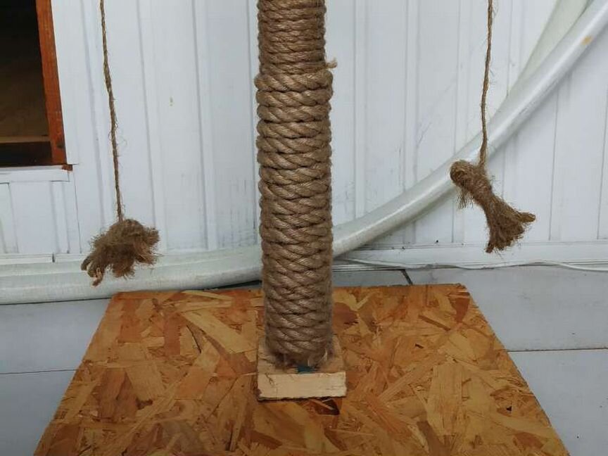 Когтеточка с игрушками