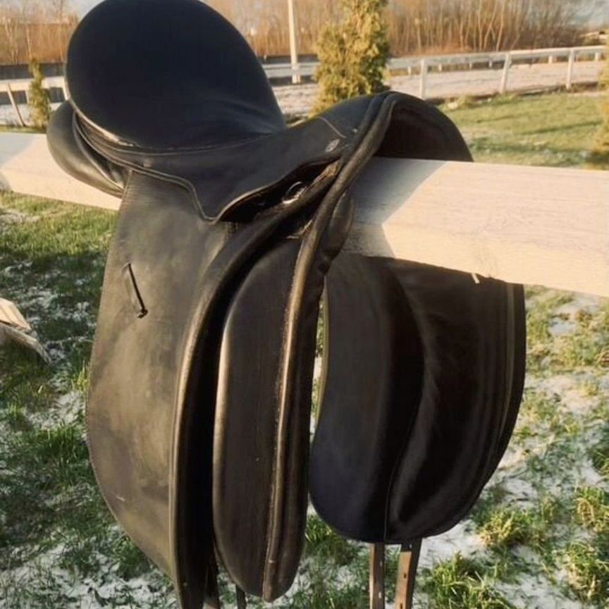 Выездковое седло