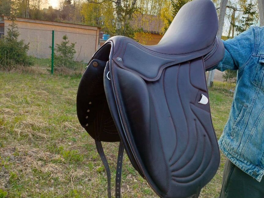 Выездковое седло